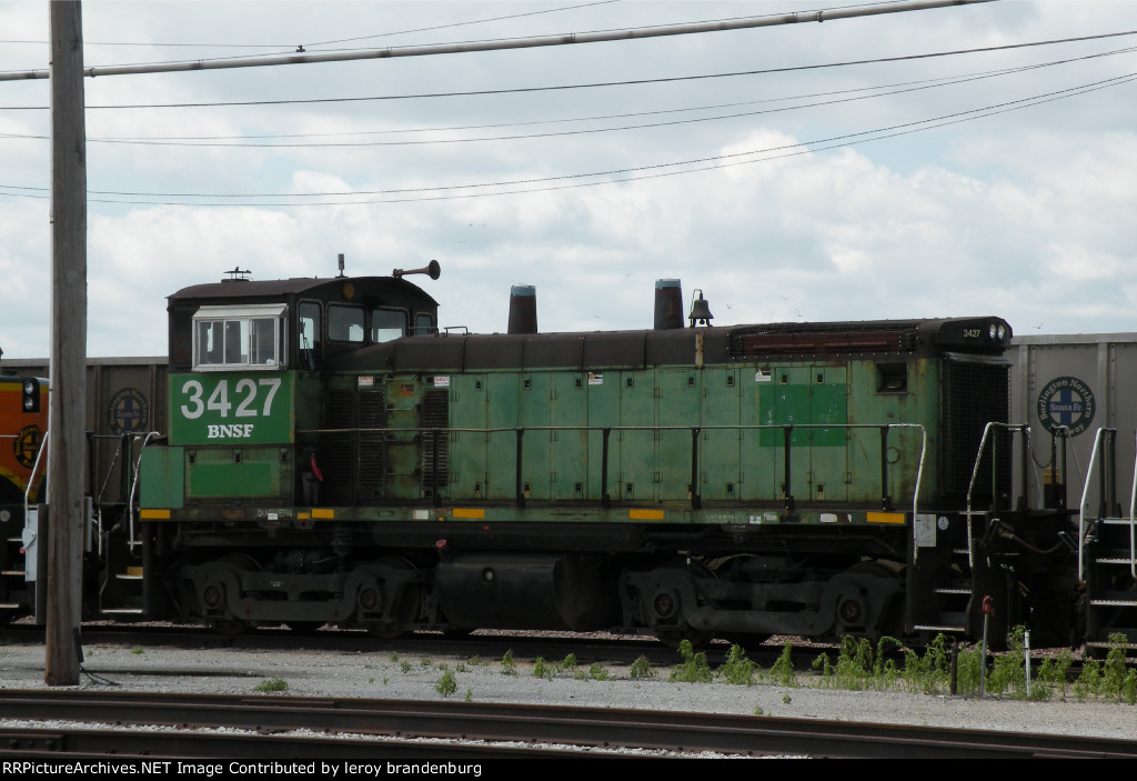 BNSF 3427 stacks capped